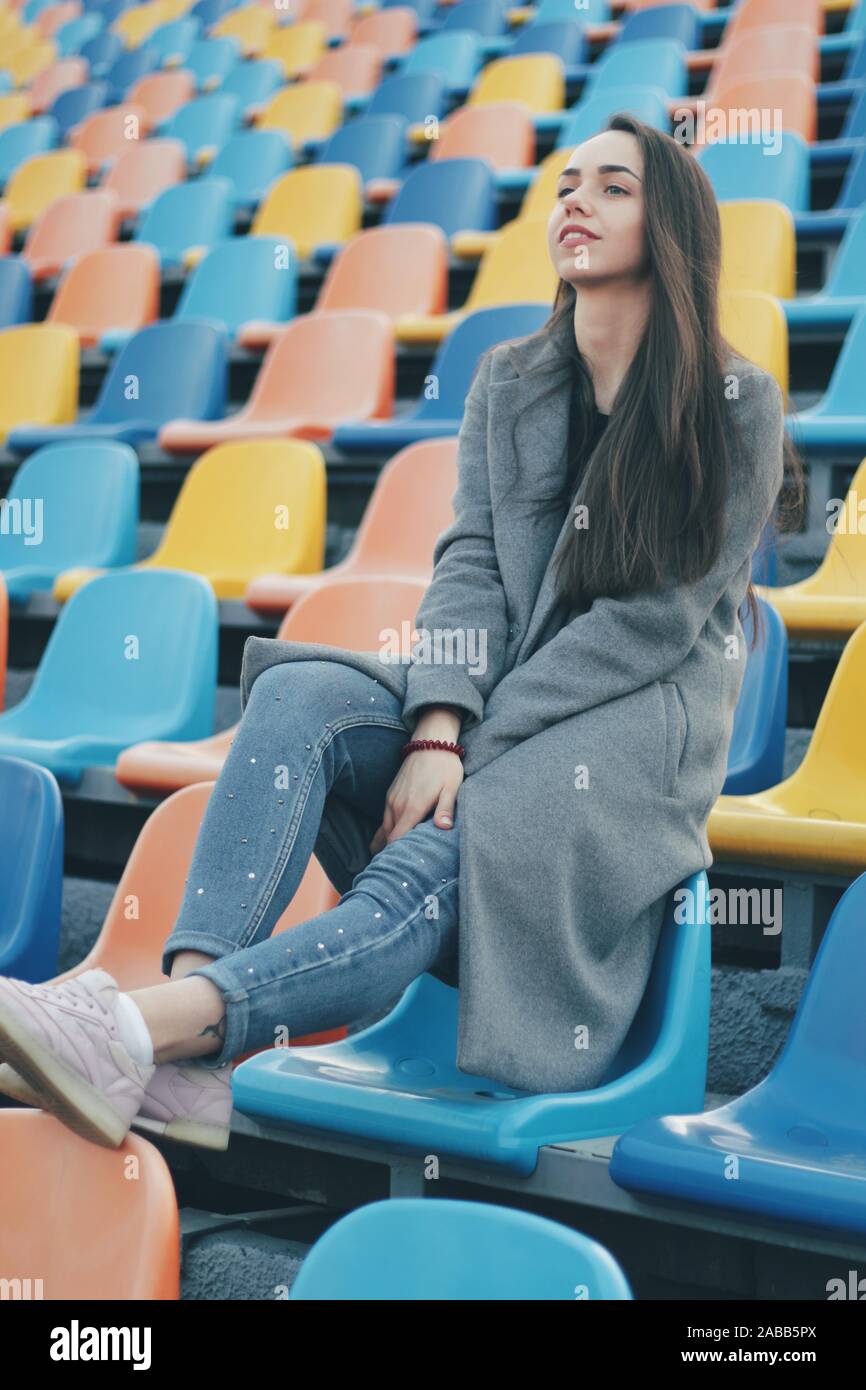 Portrait sensuelle de la belle jeune fille qui marche dans le vieux ...