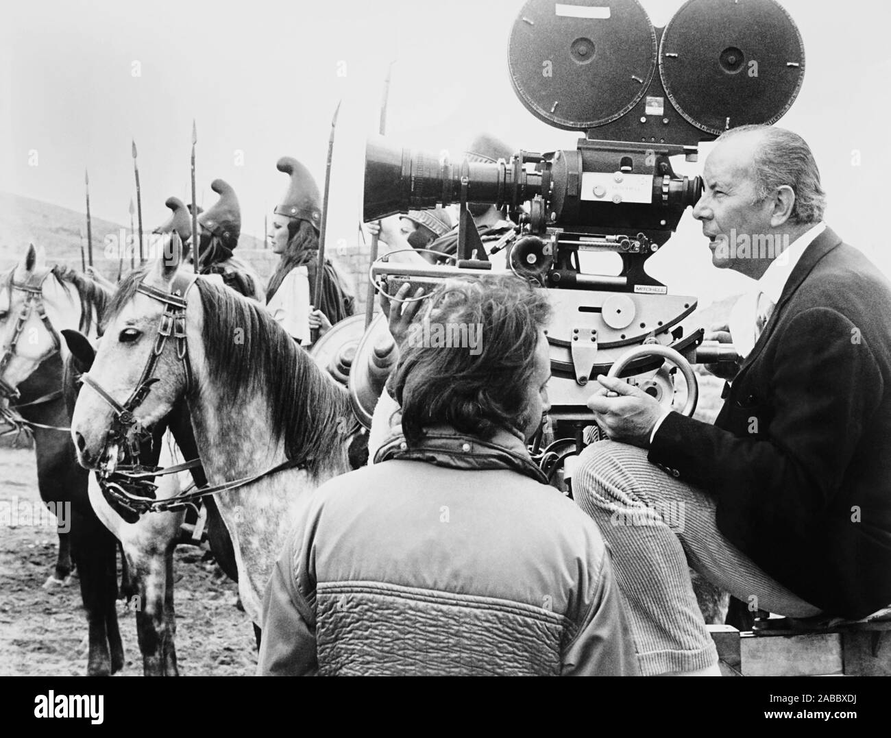 Les Amazones, (aka LE GUERRIERE DAL SENO NUDO), réalisateur Terence Young (à droite) sur le ...