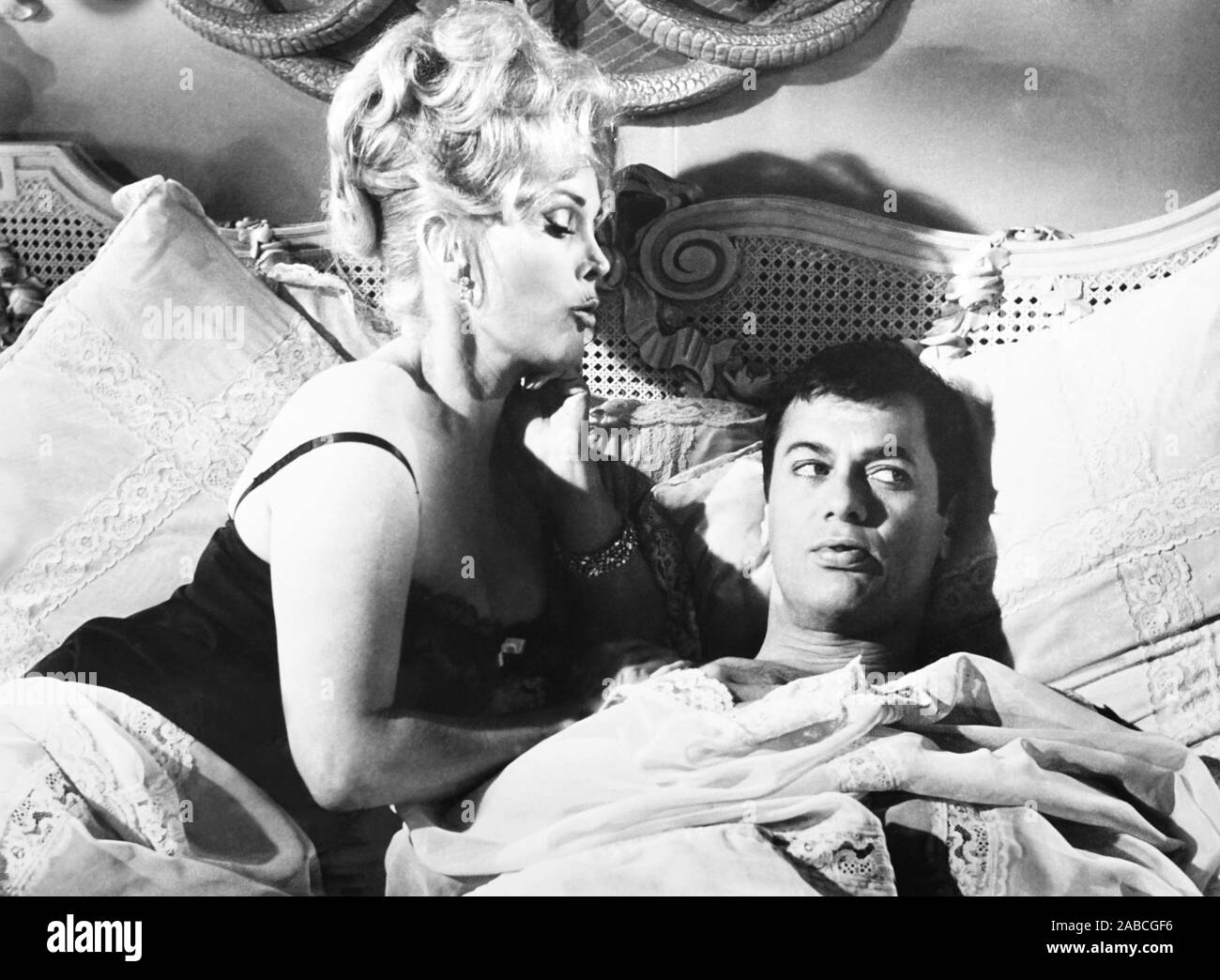 ARRIVEDERCI, BABY !, (aka DROP DEAD DARLING), à partir de la gauche : Zsa Zsa Gabor, Tony Curtis ...
