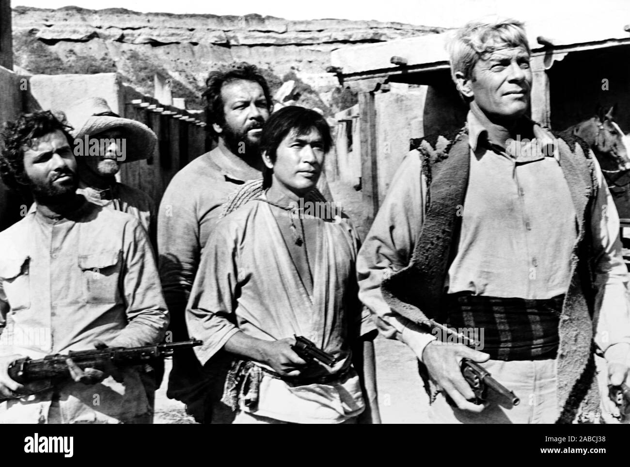 Les cinq hommes de l'armée, (aka UN ESERCITO DI UOMINI 5), de gauche ...