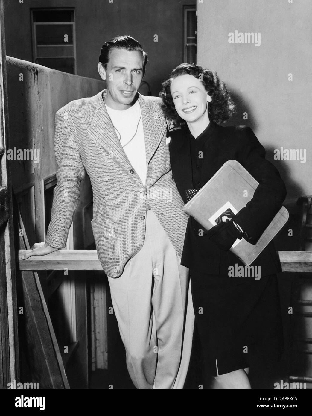 À l'EXTRÉMITÉ DE LA TERRE, à partir de la gauche : la photographie ...