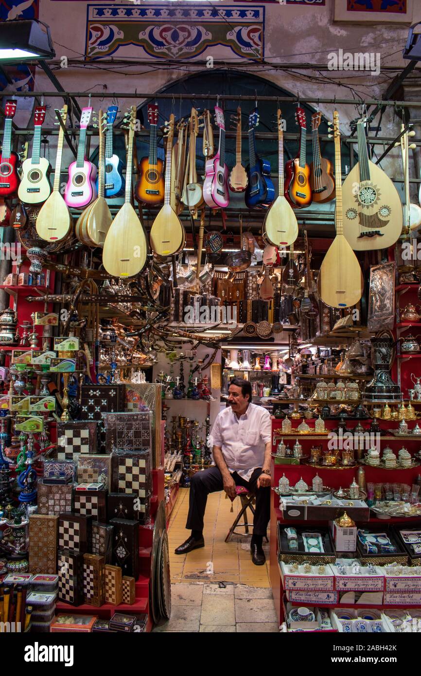 Istanbul : Turc vendeur d'instruments de musique et de souvenirs à l ...
