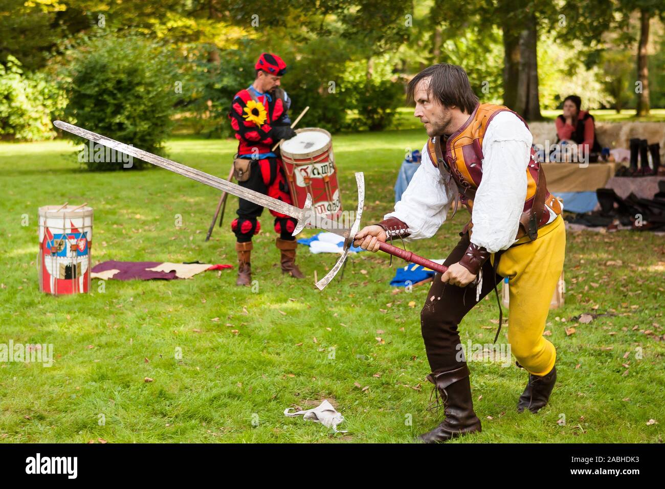 Two handed sword Banque de photographies et d’images à haute résolution ...