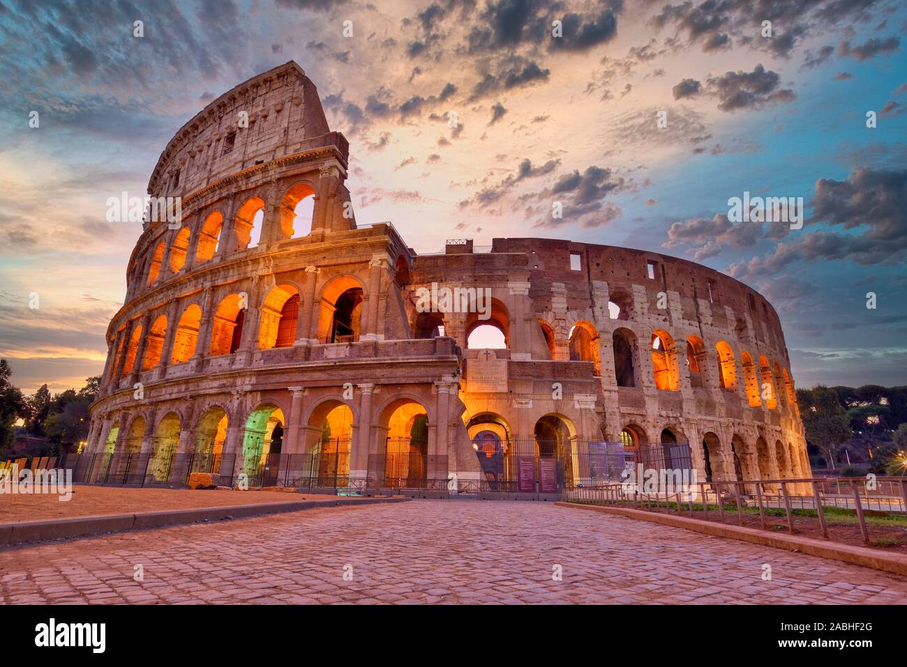Colisée de Rome, au coucher du soleil. La plus connue de Rome et l ...