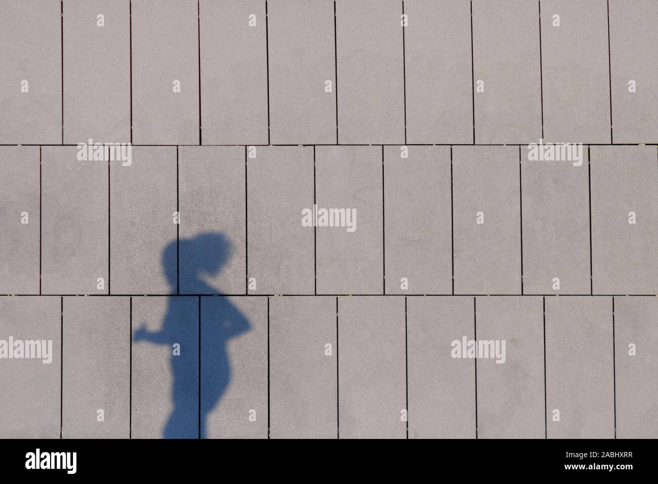 Peuples autochtones ombre projetée sur les murs de brique de la gare ...