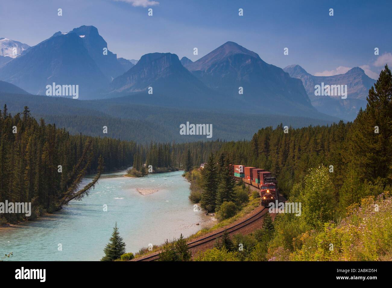 Le chemin de fer Canadien Pacifique train passe à travers la courbe de ...