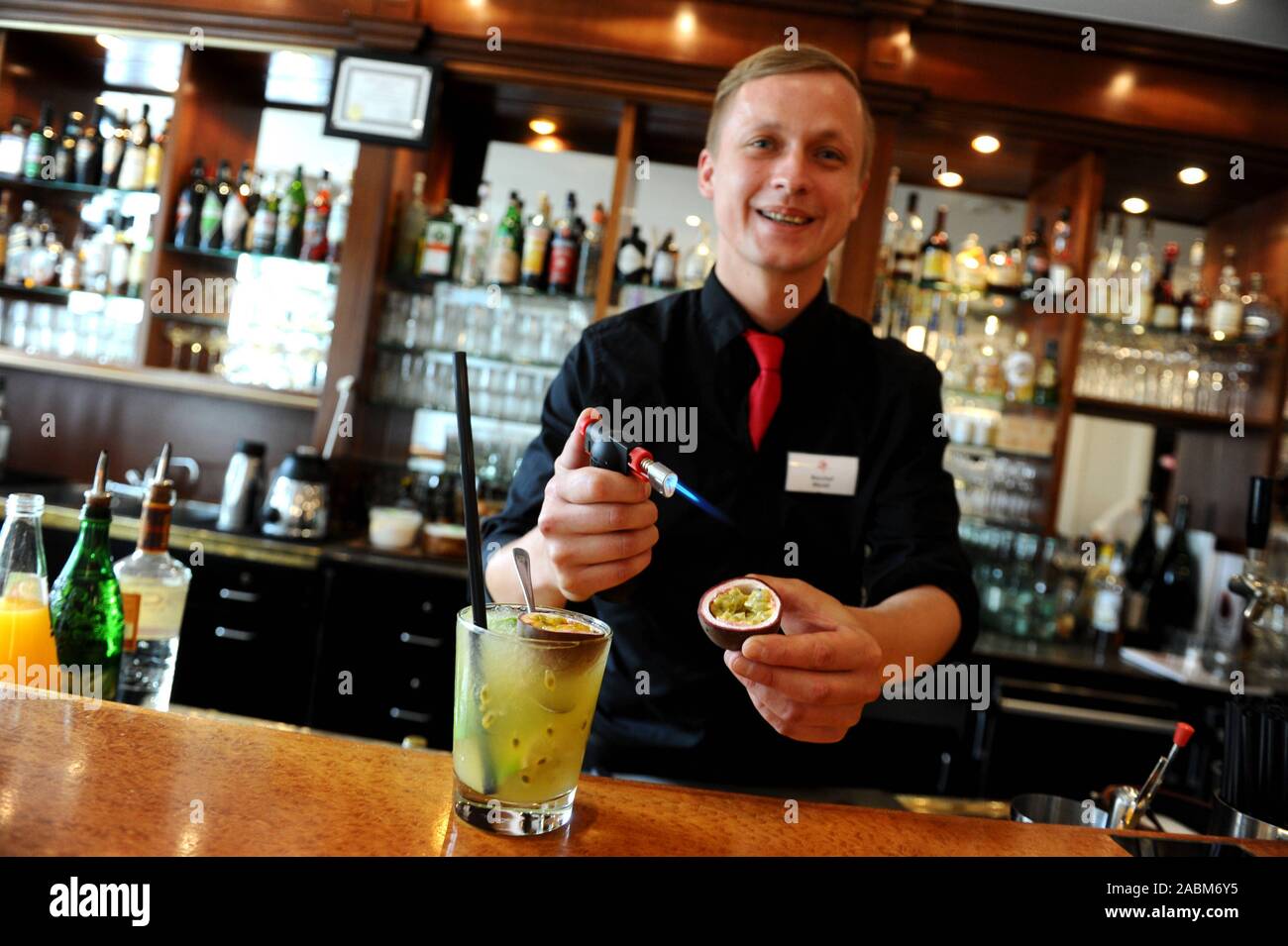 Bar patron Marek Ginic non alcoolisées mélanges son Passionsfrucht ...