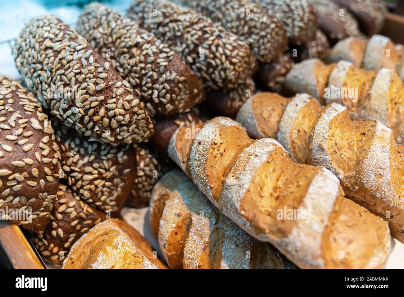 Pain frais sur les étagères d'une boutique ou stand boulangerie. Des ...
