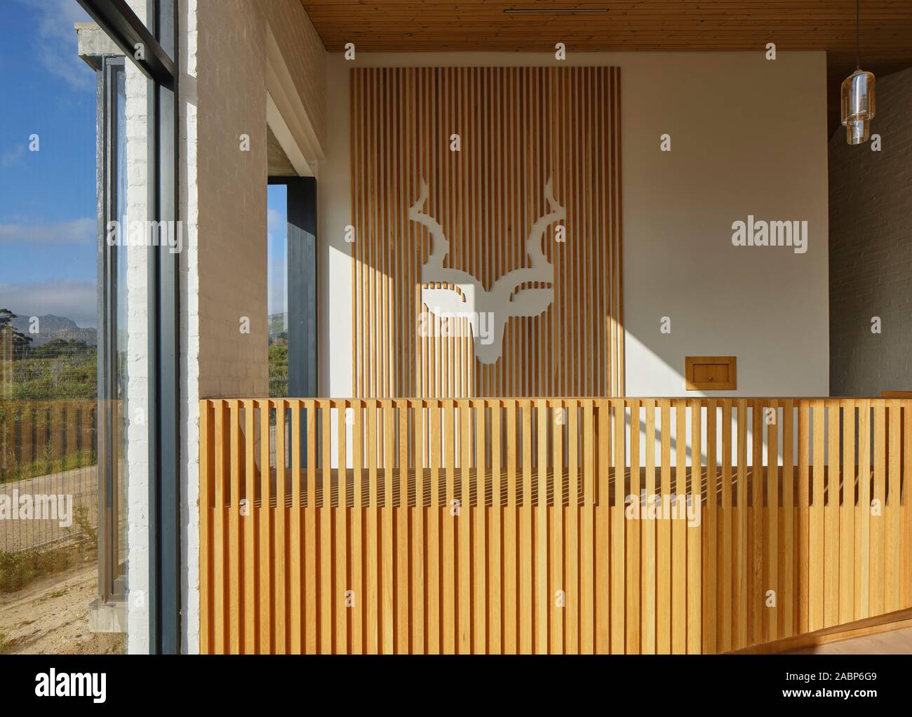 La réception principale avec l'emblème de l'antilope. SAN Parks Tokai ...