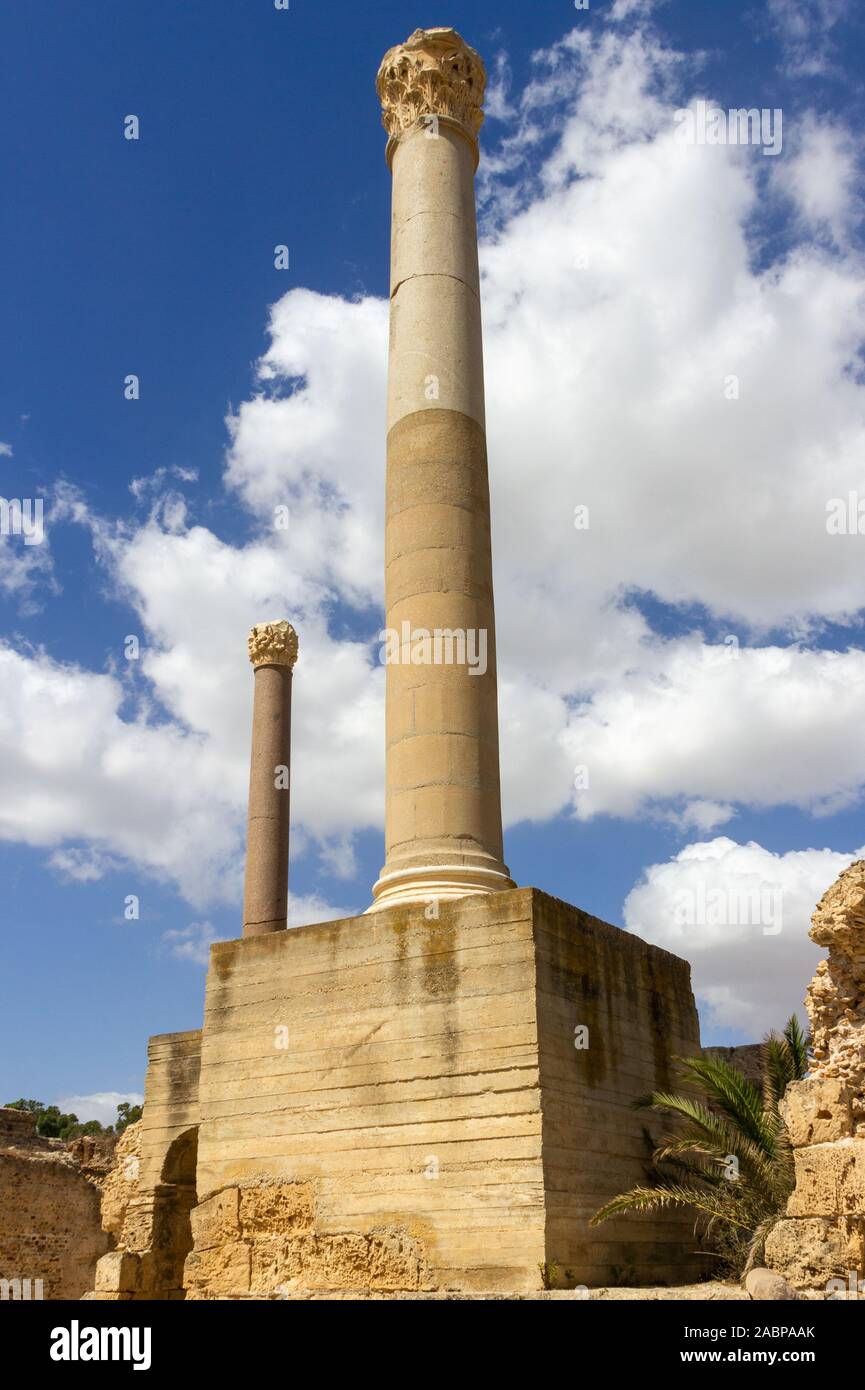 La colonne de Carthage avec beau ciel derrière. L'histoire était que ...