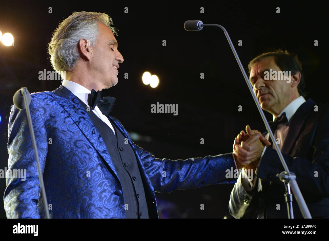 Le flûtiste Andrea Griminelli et la chanteuse Andrea Bocelli au concert ...