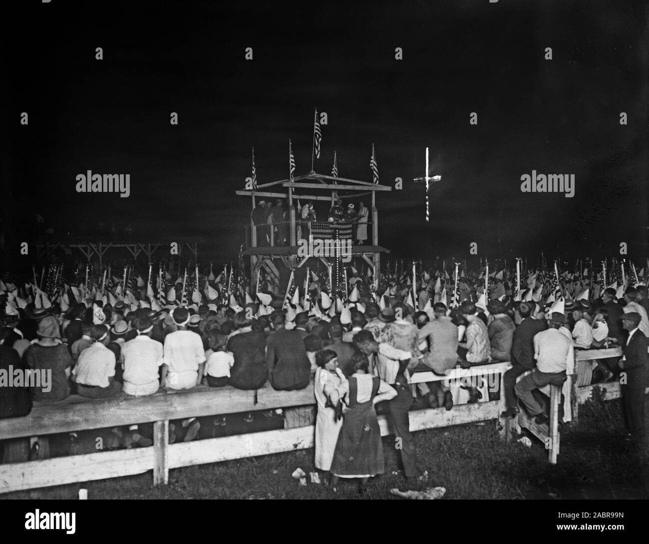 Ku klux klan cross burning Banque de photographies et d’images à haute ...