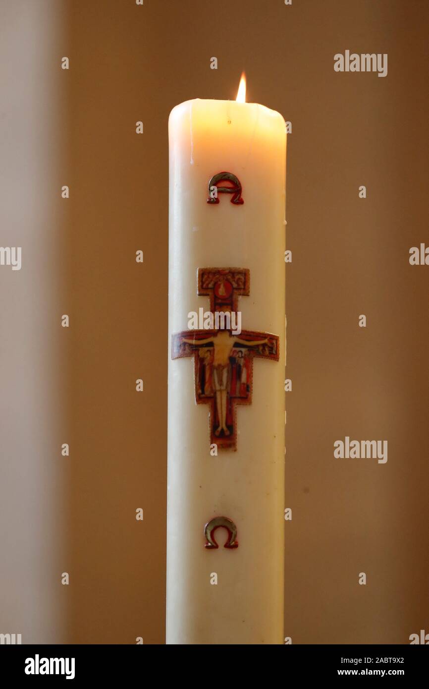 Cierge pascal est allumé et bénit chaque année à Pâques. Tournus. La ...