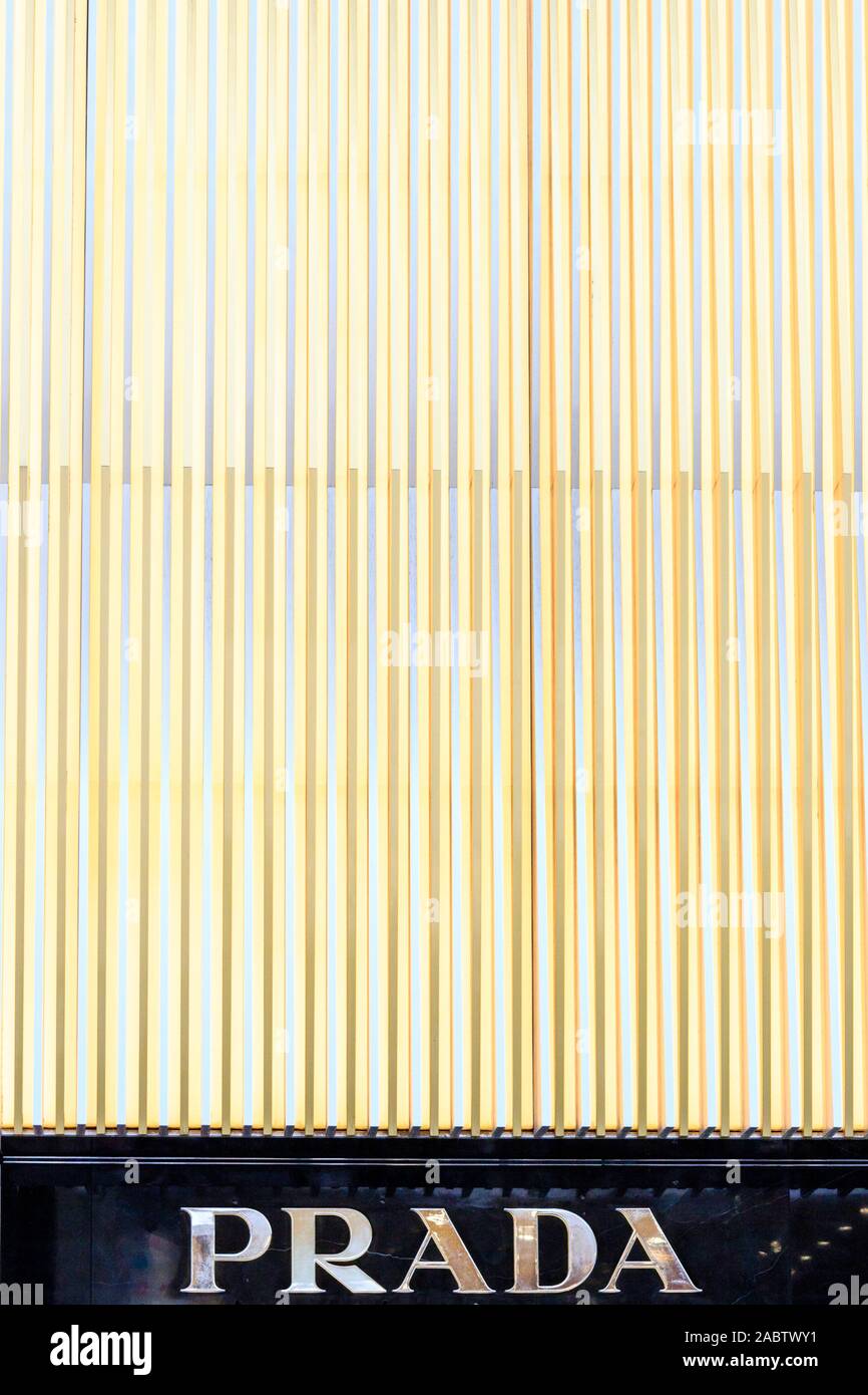 Prada ginza Banque de photographies et d’images à haute résolution - Alamy