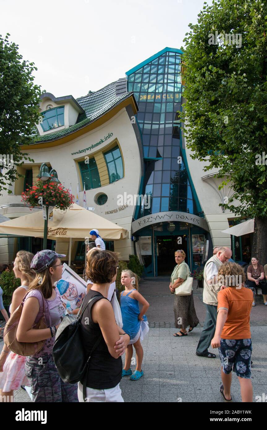 Maison tordue krzywy domek Banque de photographies et d’images à haute résolution - Alamy