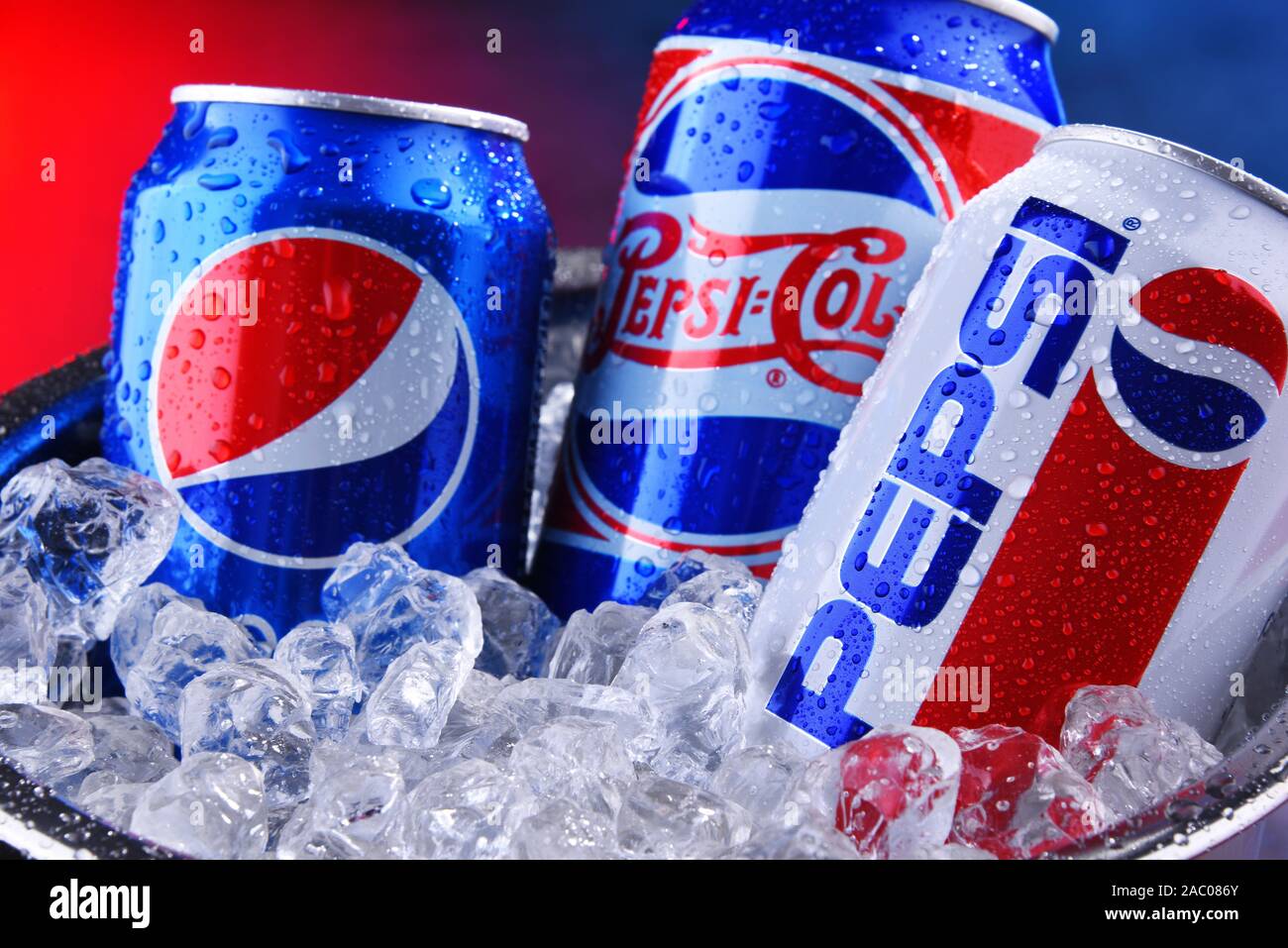 POZNAN, POL - SEP 5, 2019 : les canettes de Pepsi, une boisson gazeuse ...