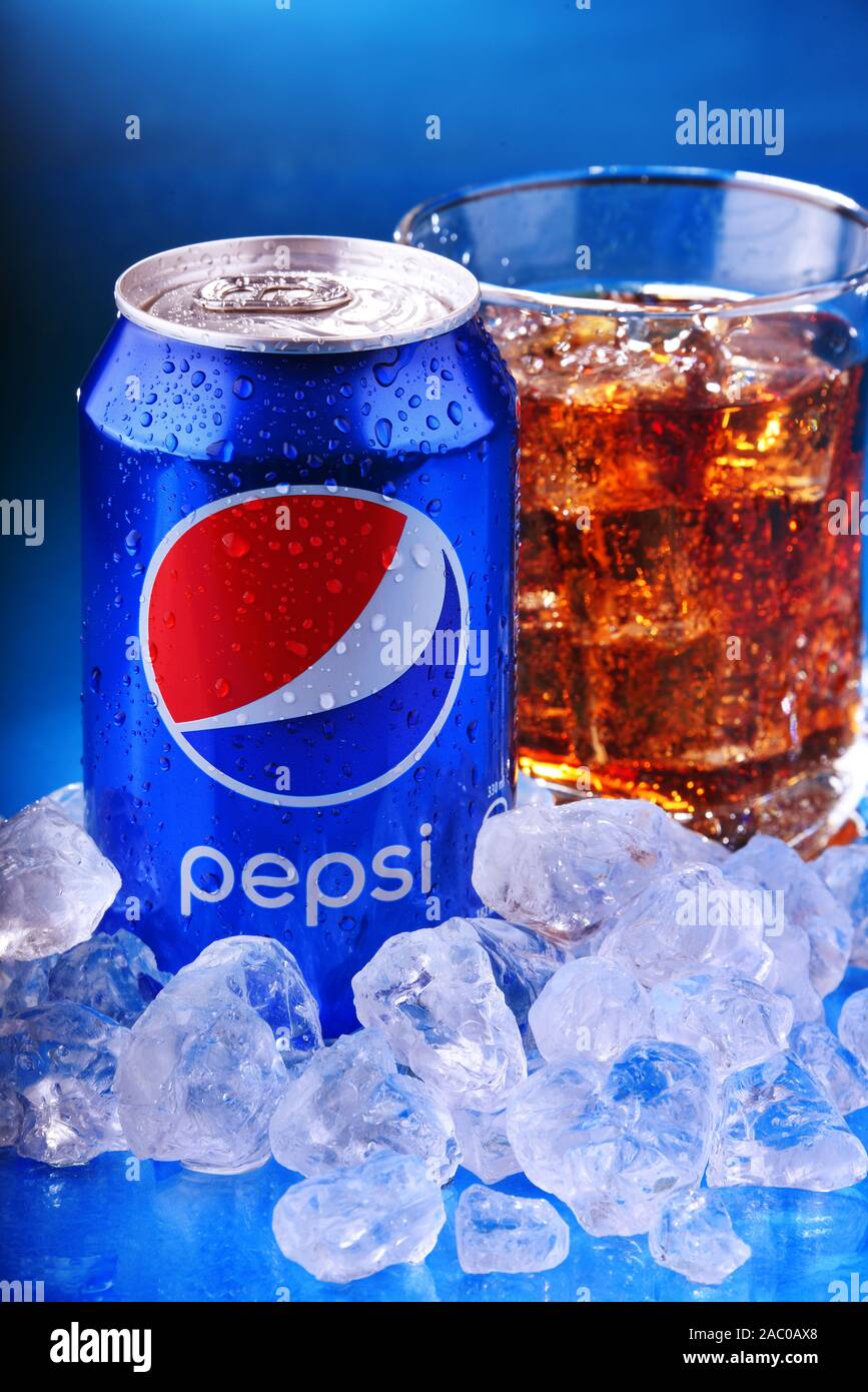 POZNAN, POL - NOV 22, 2019 : Pouvez et verre de Pepsi, une boisson ...