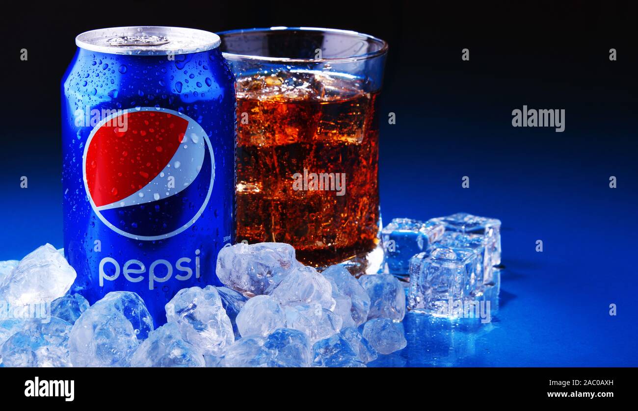 POZNAN, POL - NOV 22, 2019 : Pouvez et verre de Pepsi, une boisson ...