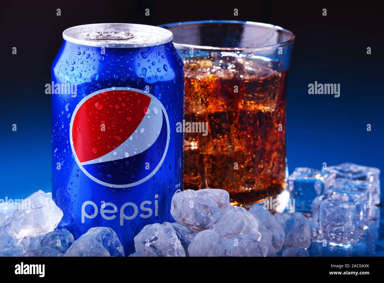 POZNAN, POL - NOV 22, 2019 : Pouvez et verre de Pepsi, une boisson ...