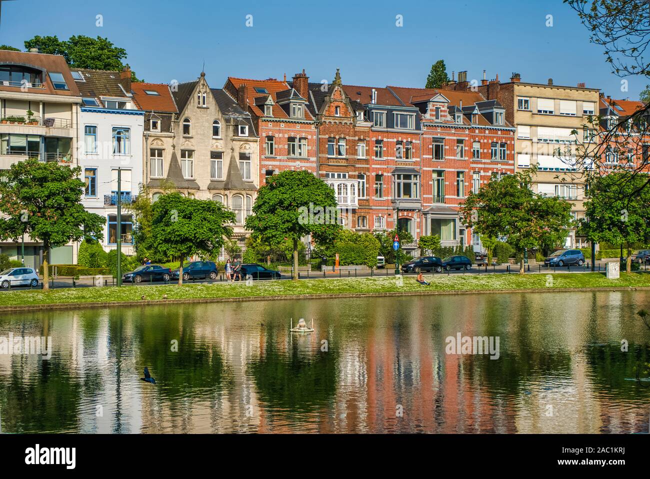 Flagey, maisons en briques le long des étangs d'Ixelles à Bruxelles ...