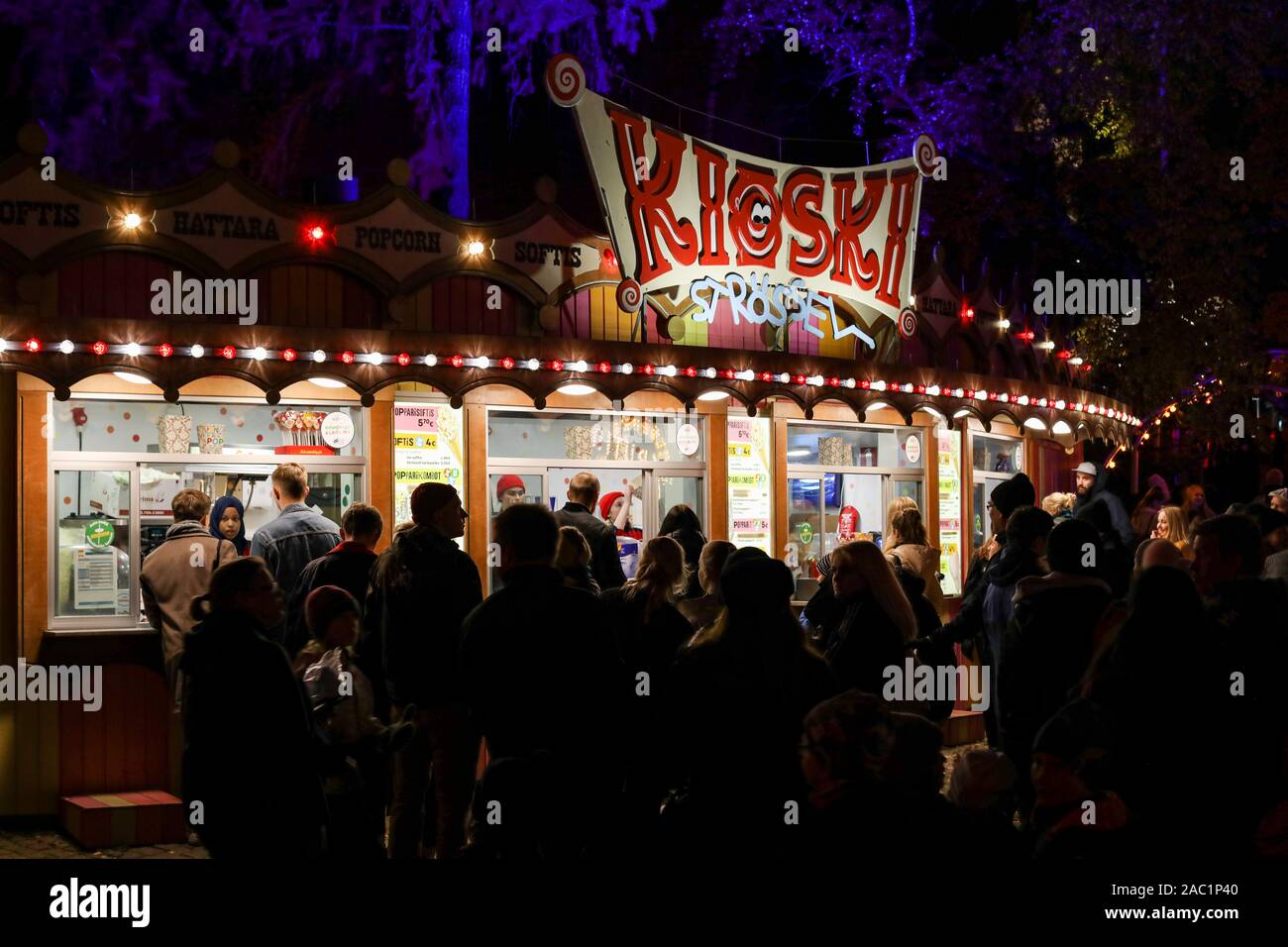 La glace et le kiosque à maïs pop au parc d'attractions de Linnanmäki ...