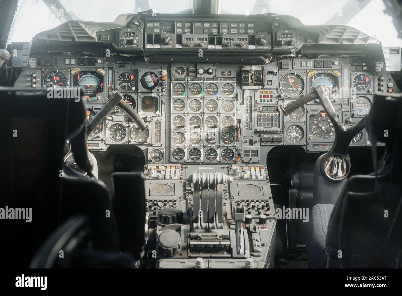 Vieux instruments de cockpit d'avion Banque de photographies et d ...