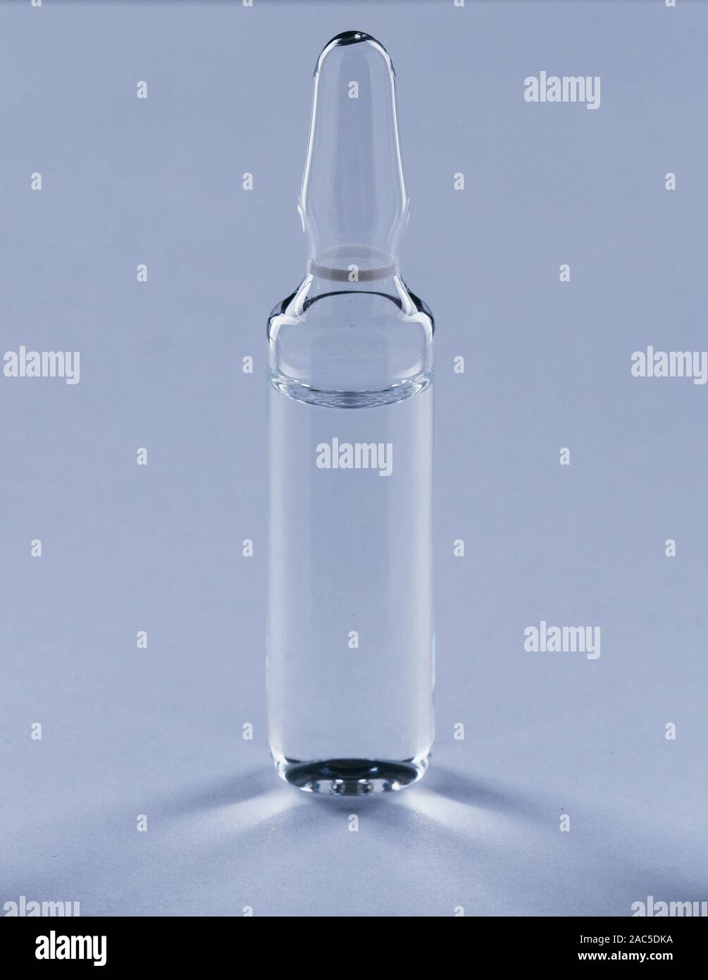 Ampoule en verre flacon pour injection médicale. La médecine est la ...