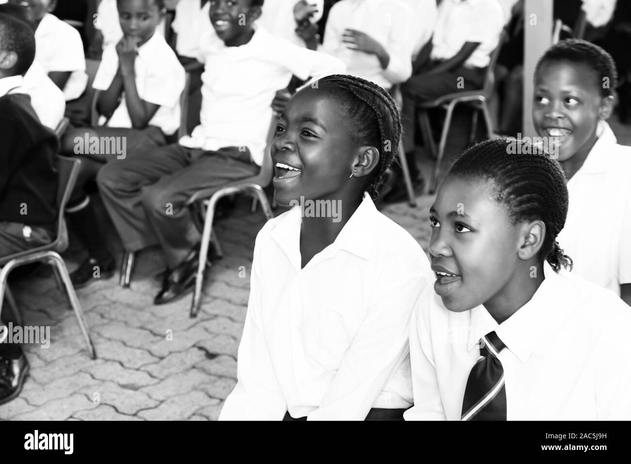 Enfants en classe Banque d'images noir et blanc - Alamy