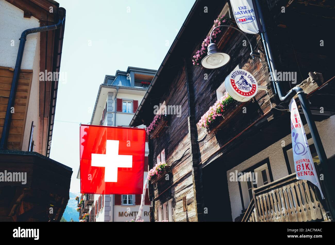 Drapeau blanc croix rouge Banque de photographies et d’images à haute ...
