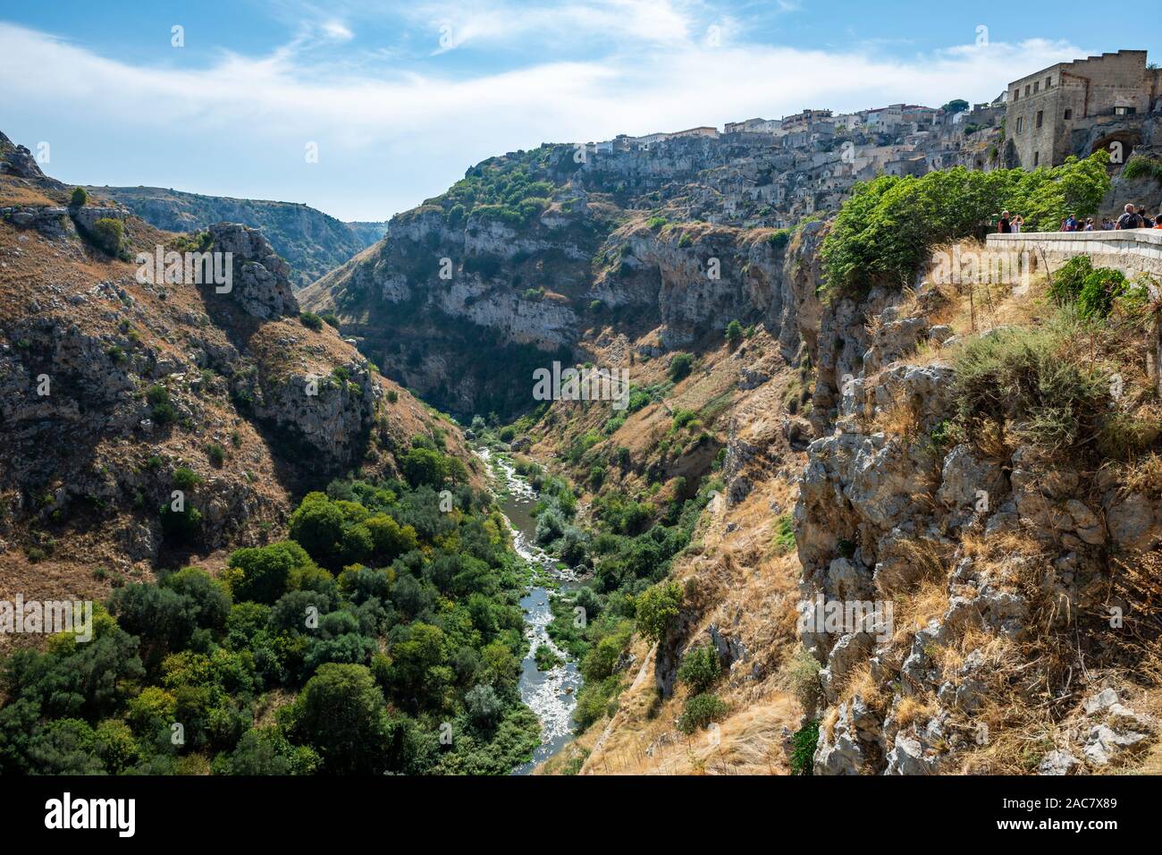 La Gravina di Matera, un profond canyon tournant autour du bord de la quartier de sassi de ...