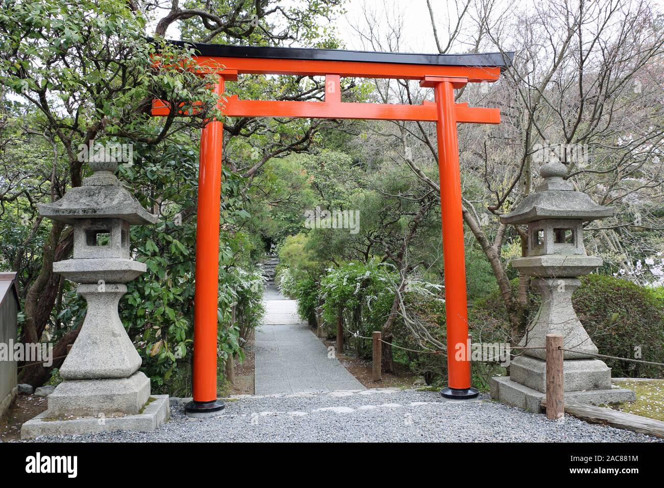 Porte japonaise rouge Banque de photographies et d’images à haute ...