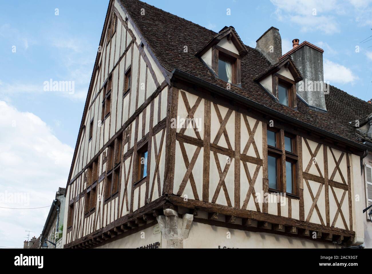 Tudor style building Banque de photographies et d’images à haute ...