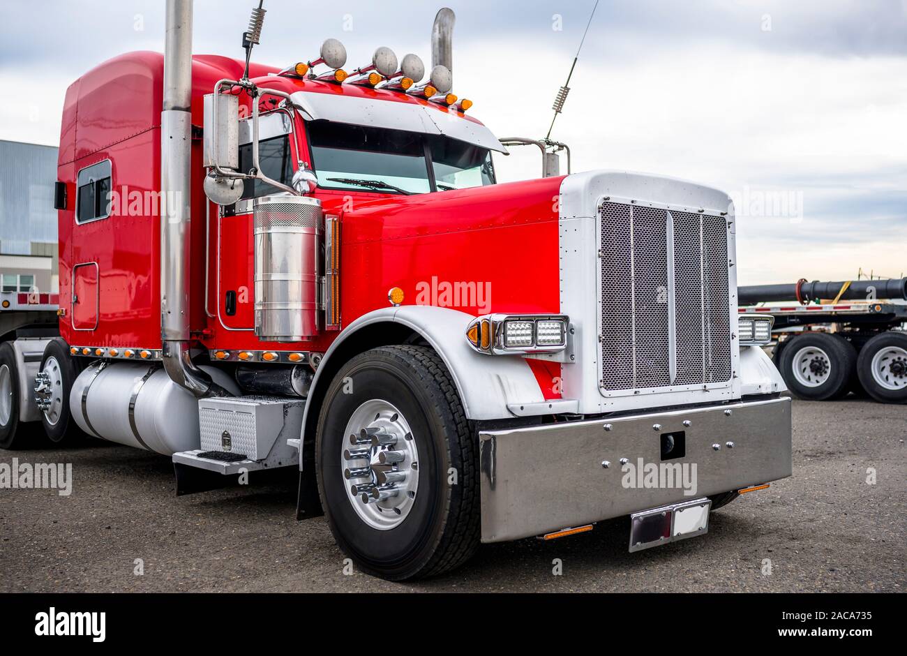 Classic rouge vif puissant gros camion semi truck tracteur avec accessoires en chrome et cornes ...