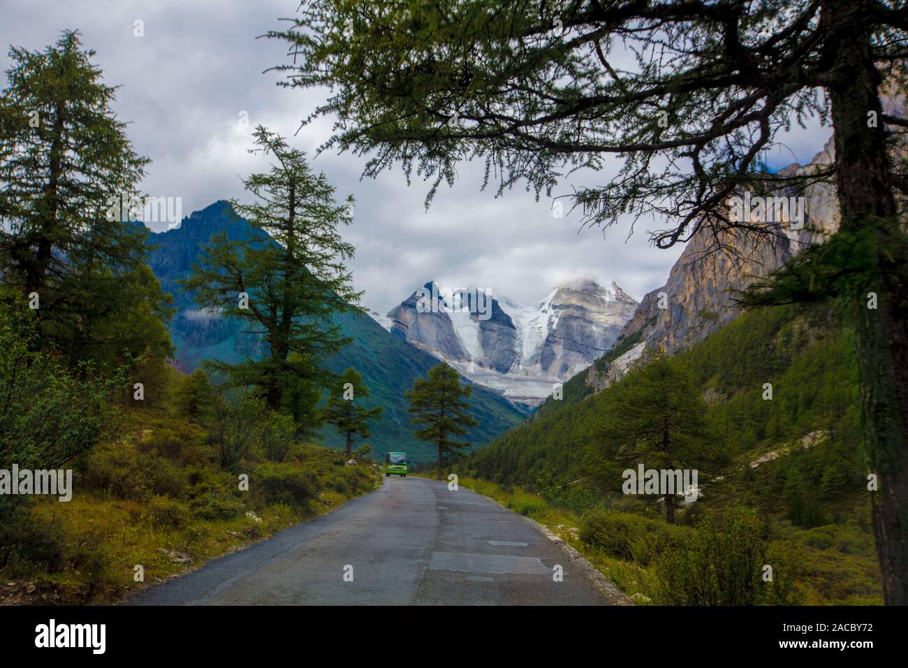 Paysage de la Réserve Naturelle de Yading dans Daocheng County ...