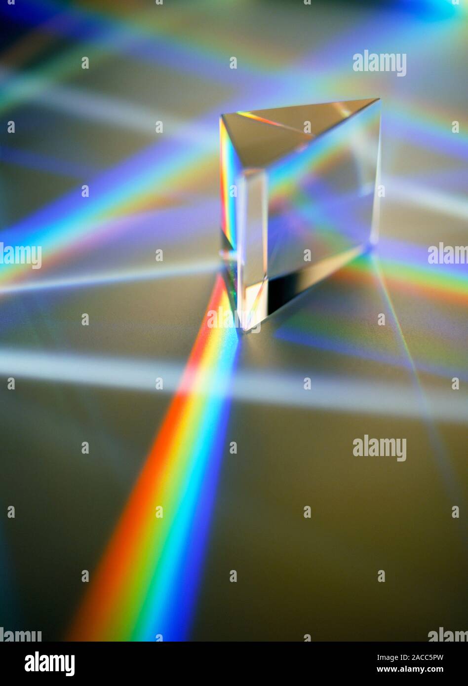 La réfraction. La lumière blanche est réfractée à travers un prisme ...