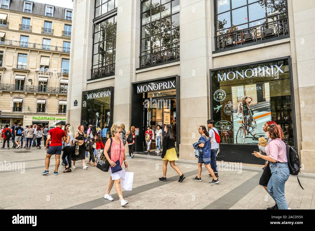 Monoprix paris Banque de photographies et d’images à haute résolution ...