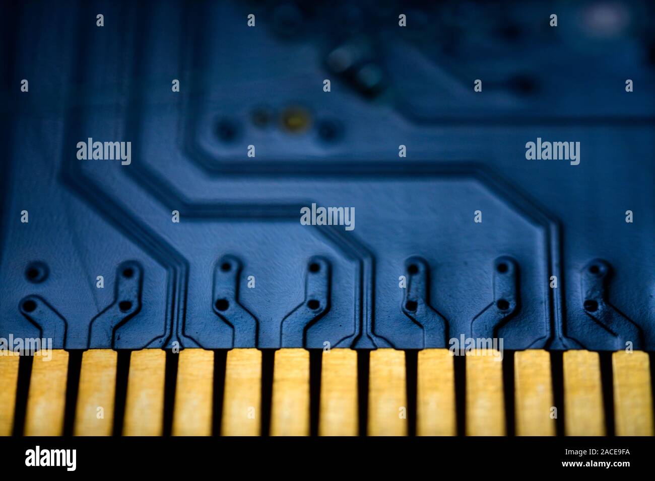 Gold circuit board Banque de photographies et d’images à haute résolution - Alamy