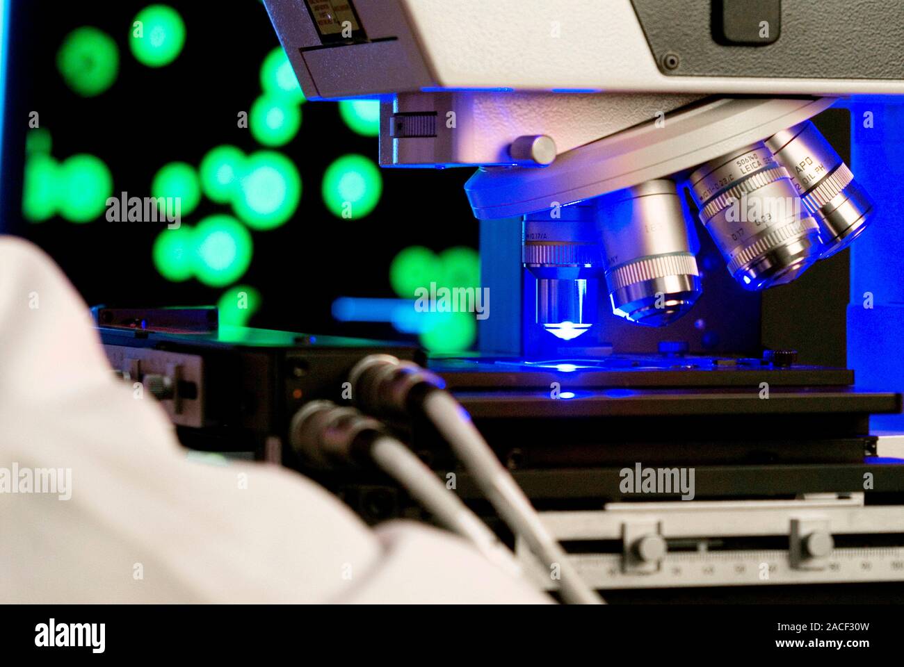 La microscopie confocale. Close-up d'un microscope confocal. La ...