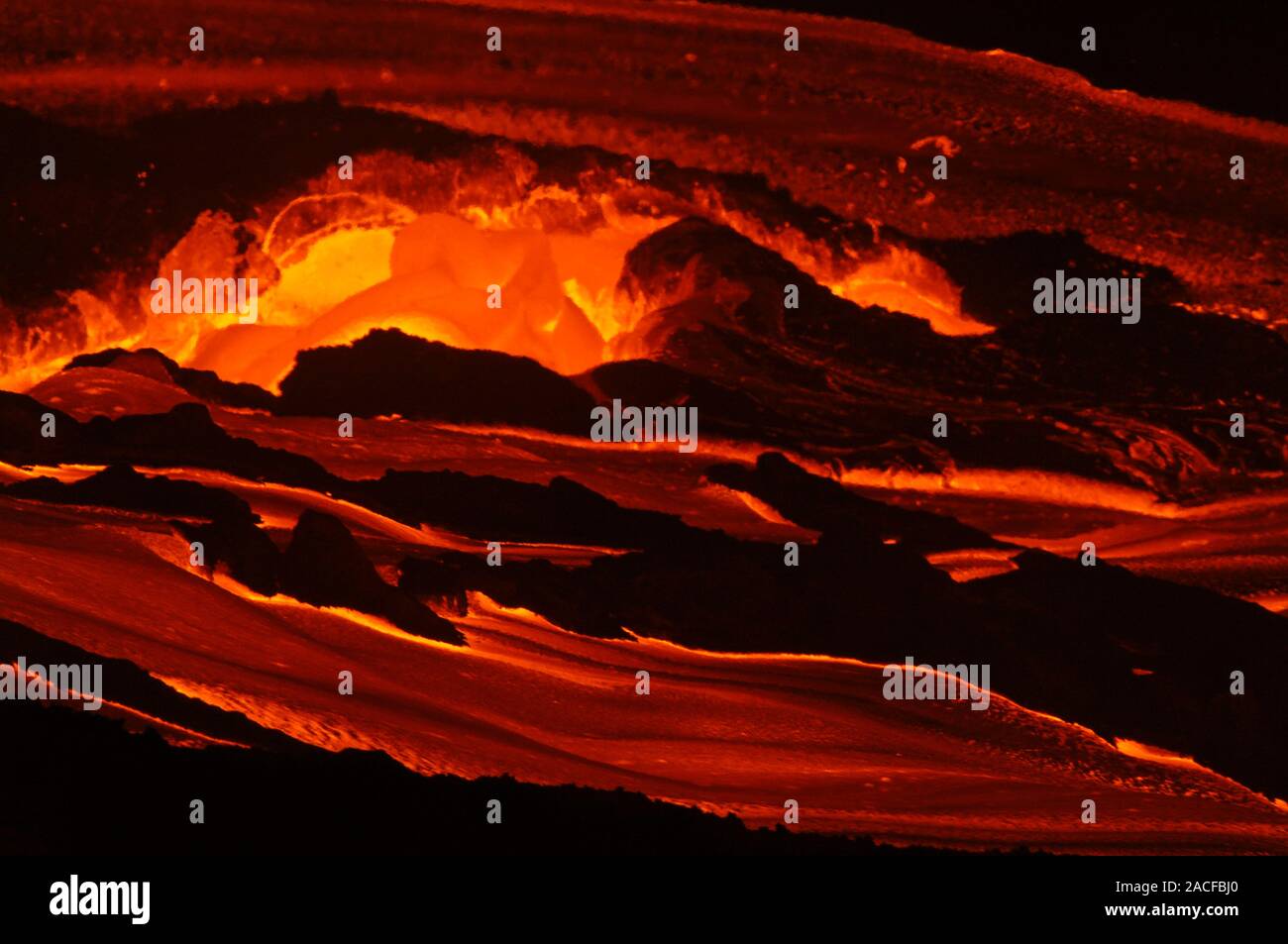 L'éruption volcanique. Coulée de vu la nuit au cours de l'activité ...