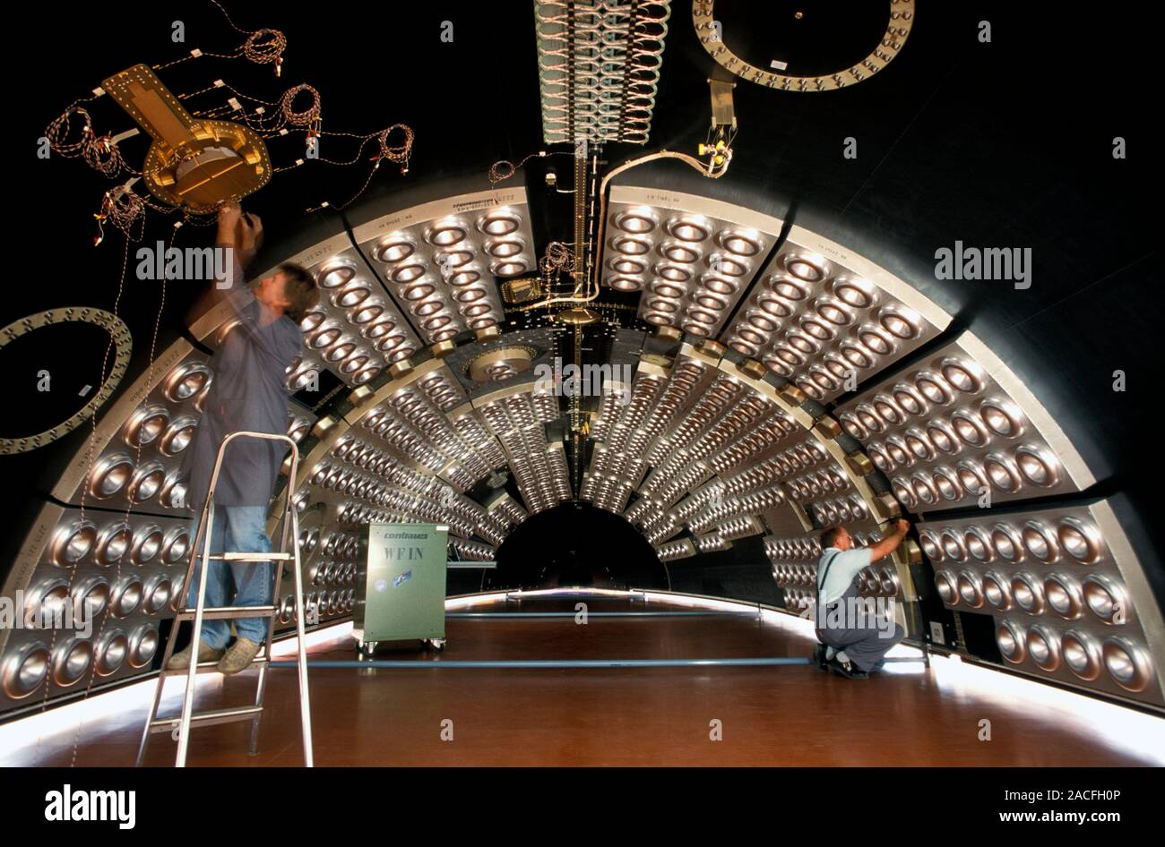 L'intérieur d'Ariane 5. Ingénieurs contrôle de l'ensemble de la coiffe ...