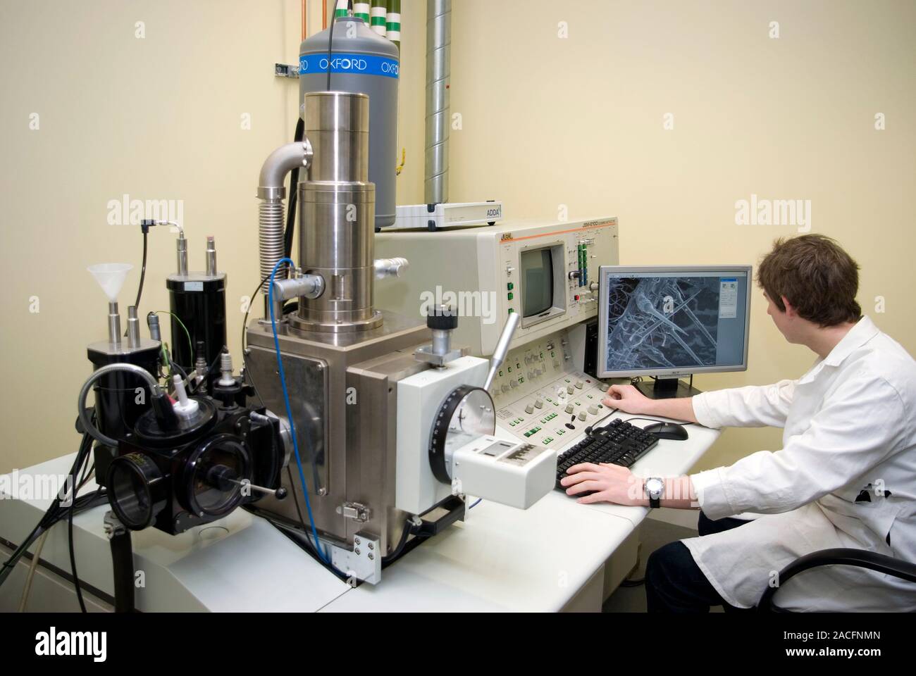 La microscopie électronique. Chercheur l'exploitation d'un microscope ...