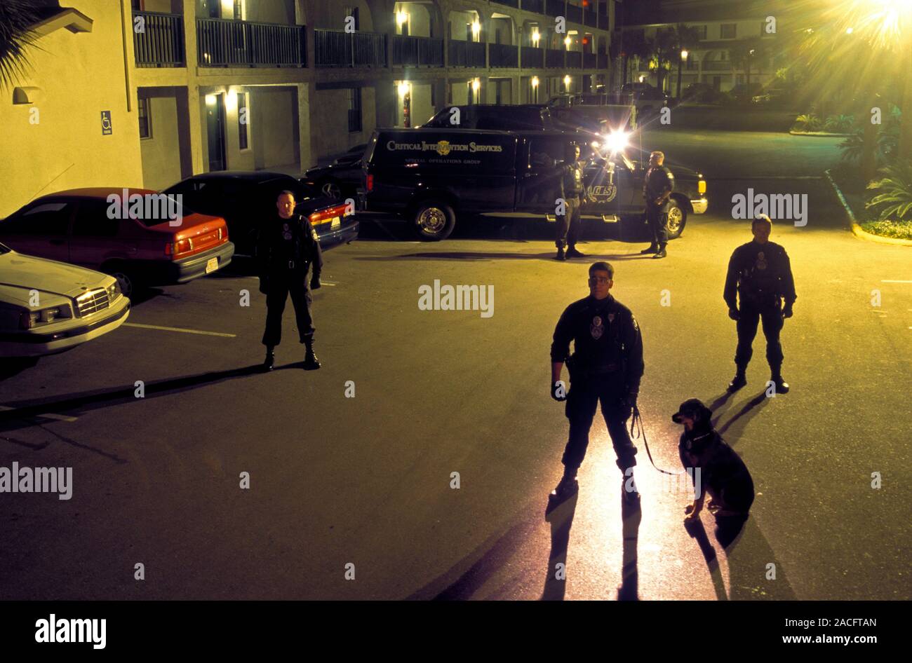 Patrouille de sécurité privée. Des agents de sécurité privés, et un ...