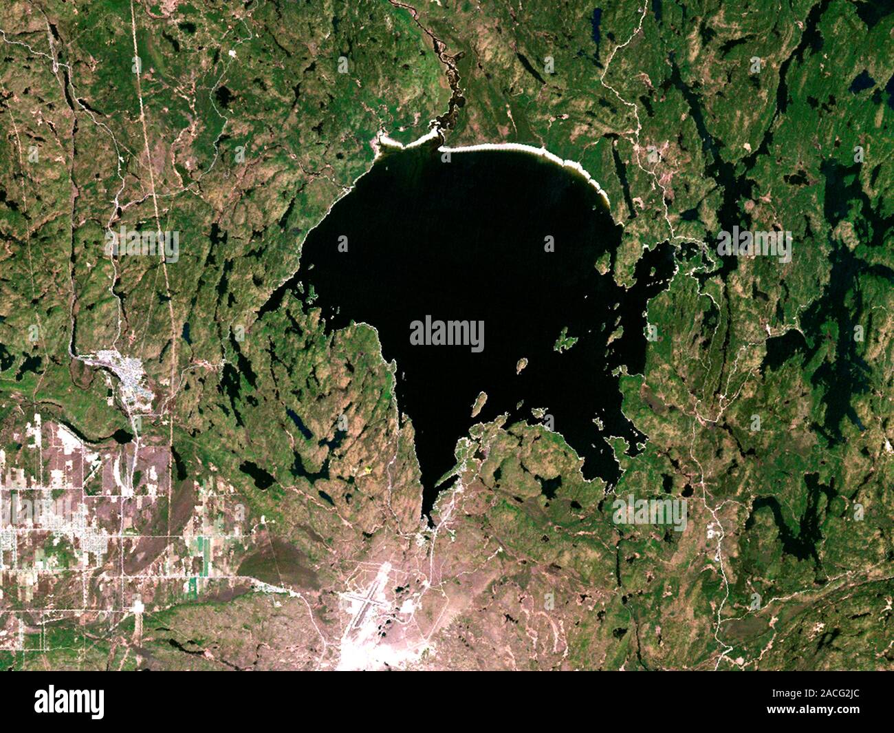 Lac Wanapitei, image satellite. Wanapitei lac (noir, centre) occupe un ...