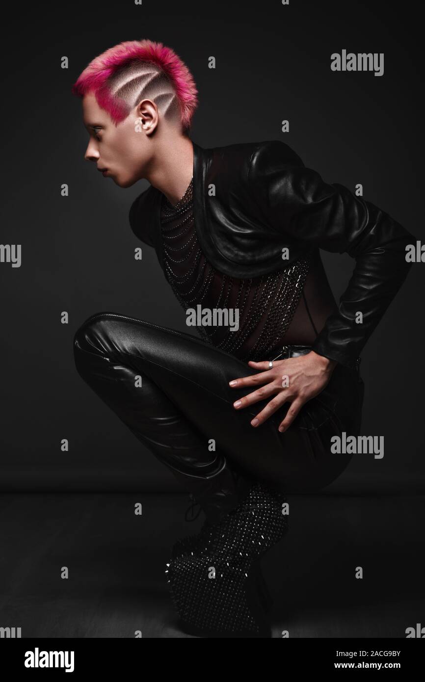 Homme cheveux mauves Banque de photographies et d’images à haute ...