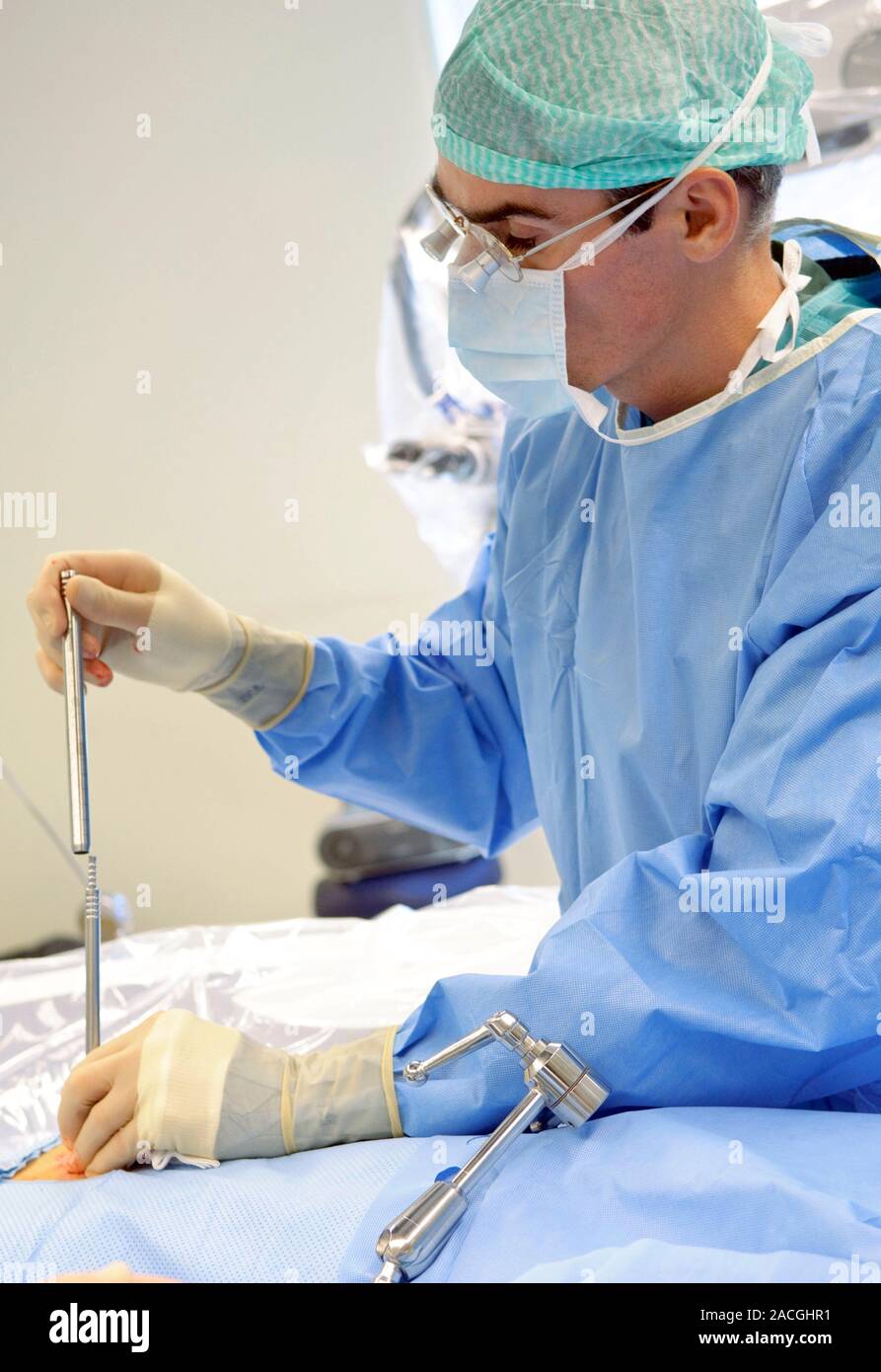 Hernie discale microendoscopy chirurgie. Chirurgien d'une intervention ...