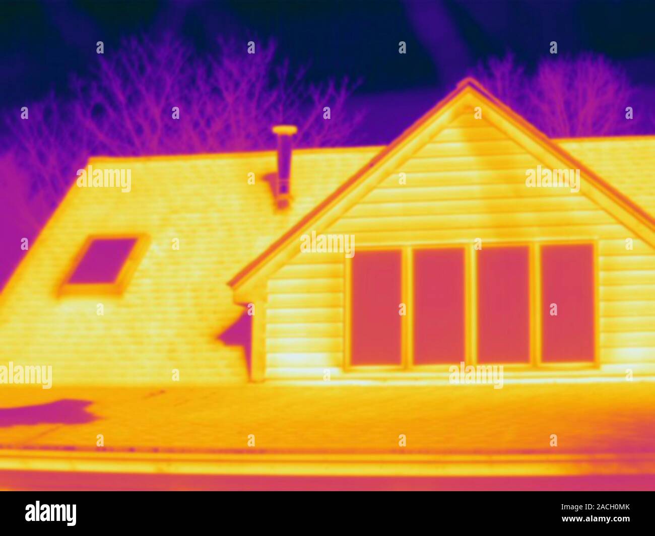 - À l'extérieur de thermogramme maison résidentielle sur froide journée ...