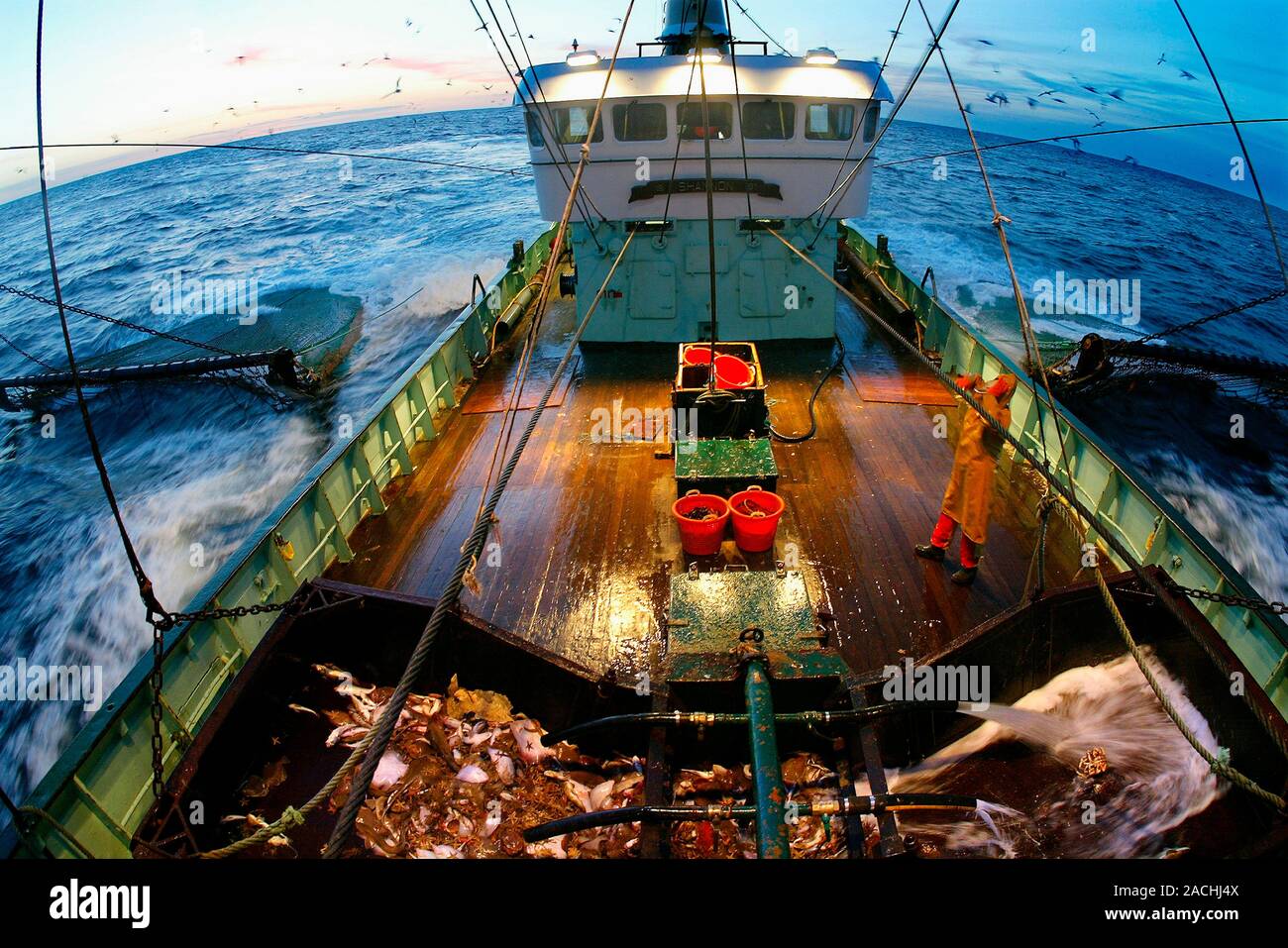 Bateau de pêche en mer d'Irlande, l'objectif fish-eye view c'est la ...