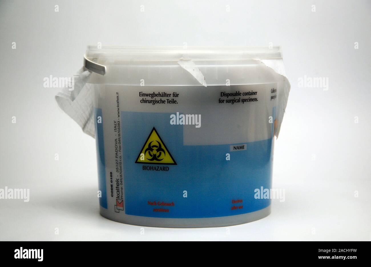 L'entomologie judiciaire. Récipient d'échantillons d'insectes prélevés ...