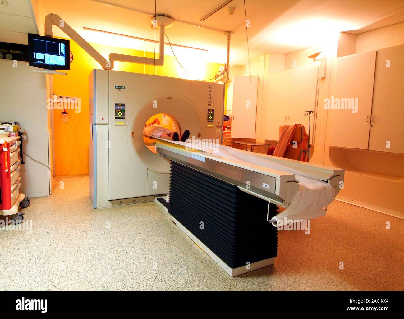 CT scan. Female patient in un tomodensitomètre. La TDM est une ...