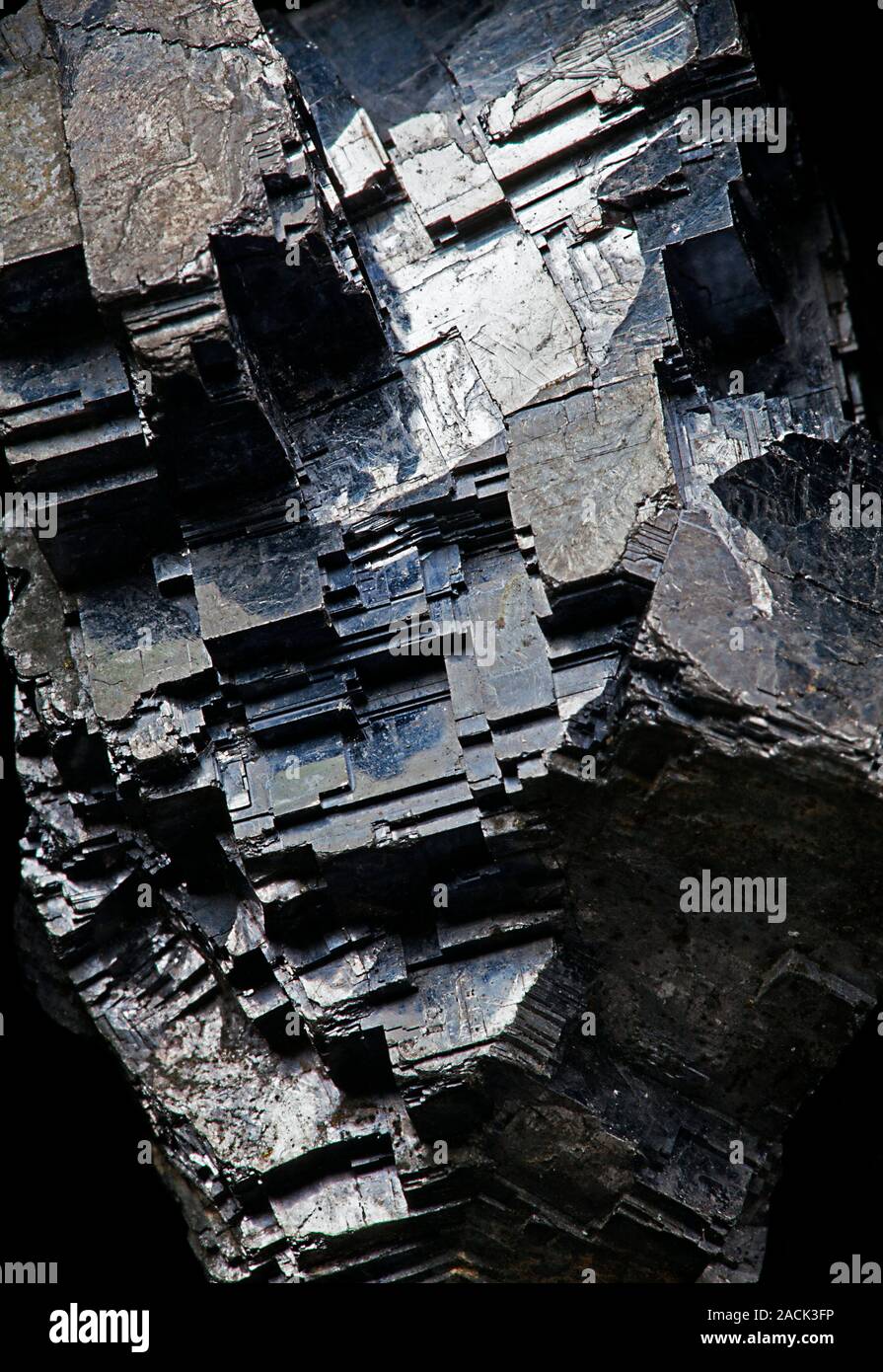 Galenite cristaux. Galenite (galène) est un sulfure de plomb et est le ...